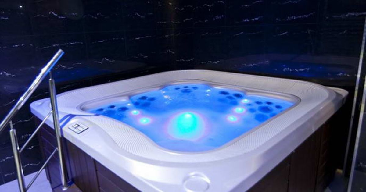 Anlage mit Attraktionen, Schwimmbädern, Jacuzzi, Spa, Stellplatz ...